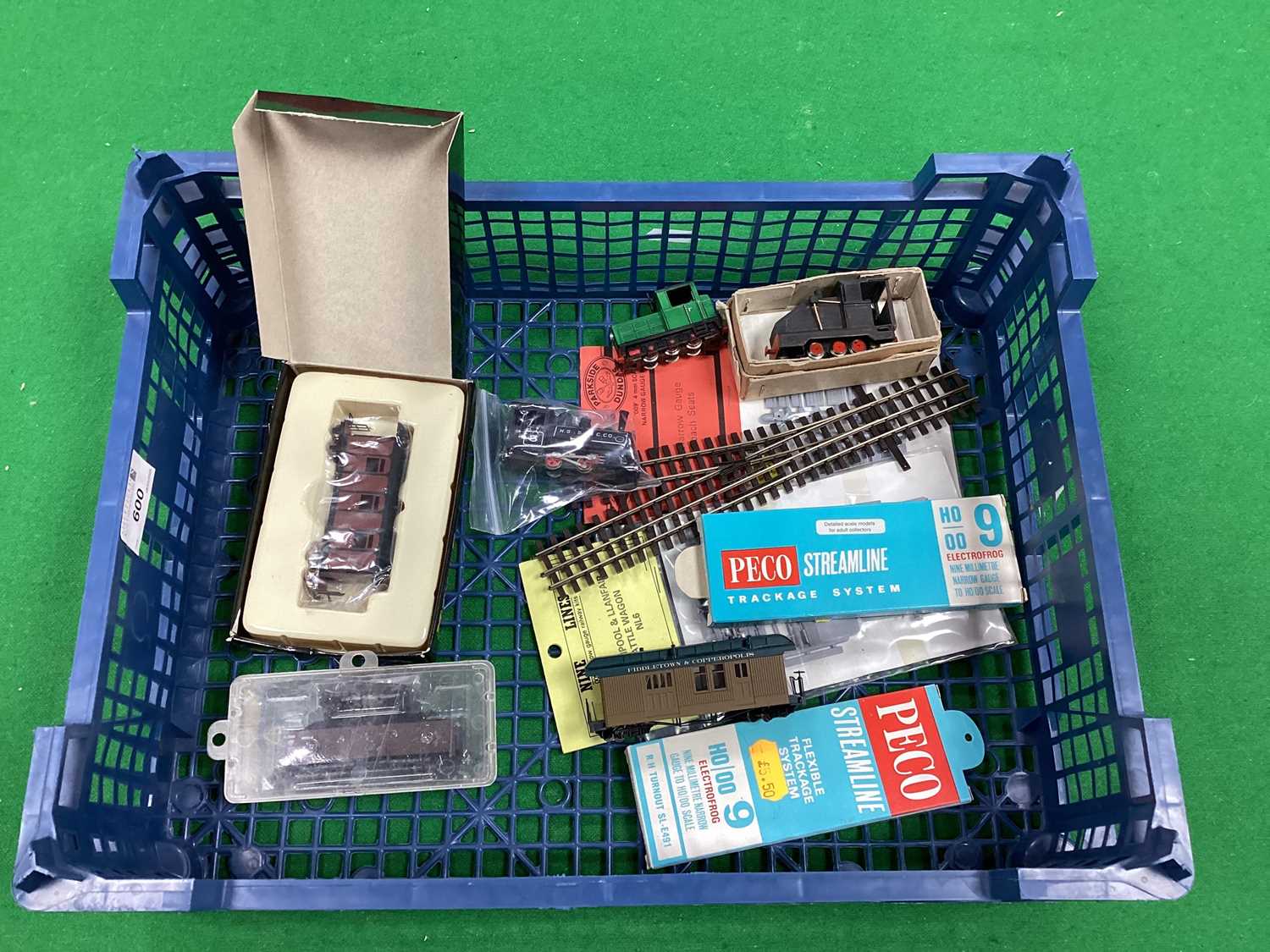 Lot 600 - A quantity of OO9 narrow gauge items,