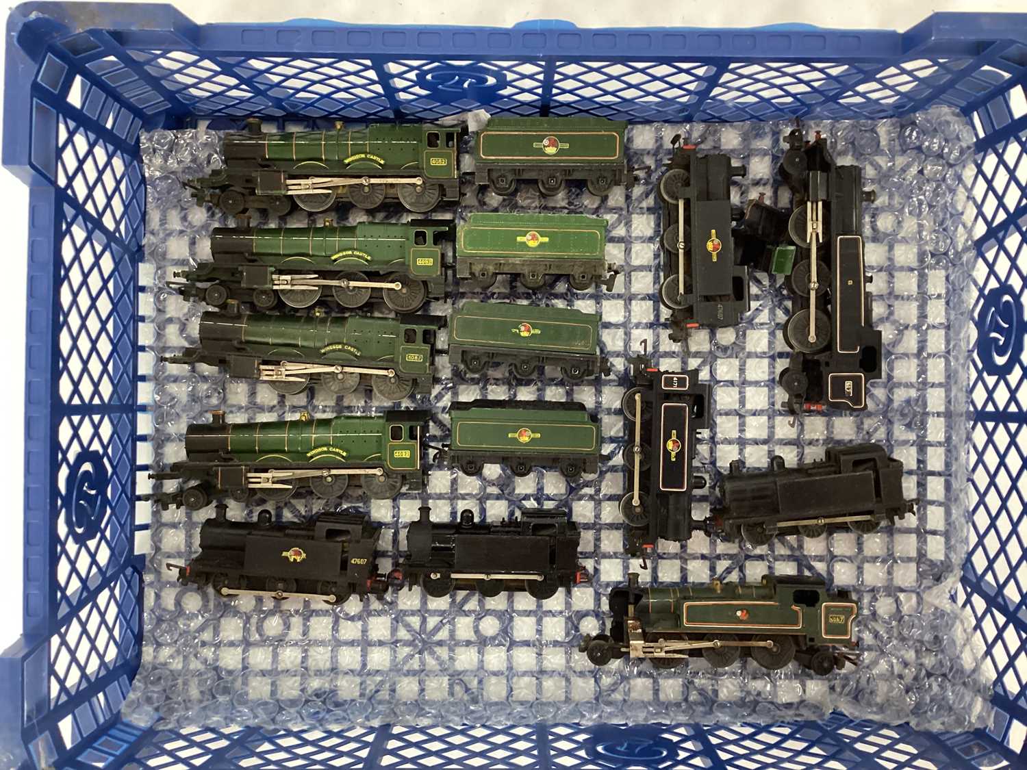 Lot 605 - Eleven Triang TT locomotives: four "Castle