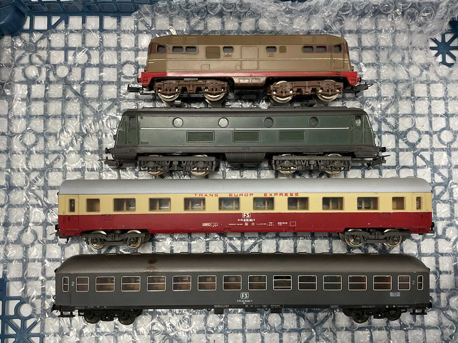 Lot 230 - Two HO scale Italian locomotives by Lima: a